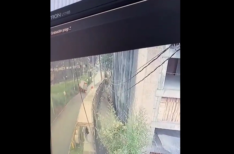 En Sabaneta un camión perdió el control y se volcó En Sabaneta un camión perdió el control y se volcó