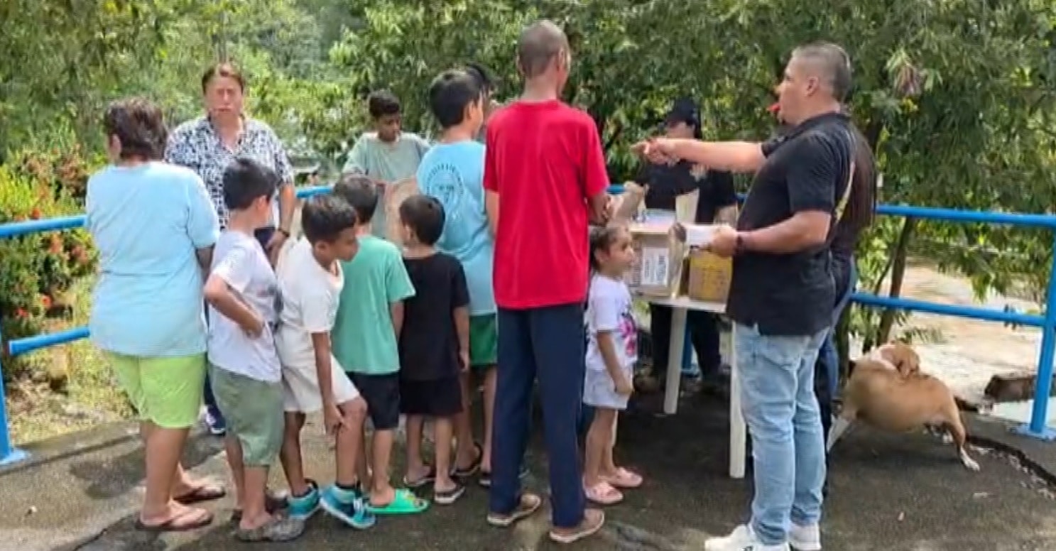 ‘Los Magníficos’ entregaron kits escolares en 25 escuelas